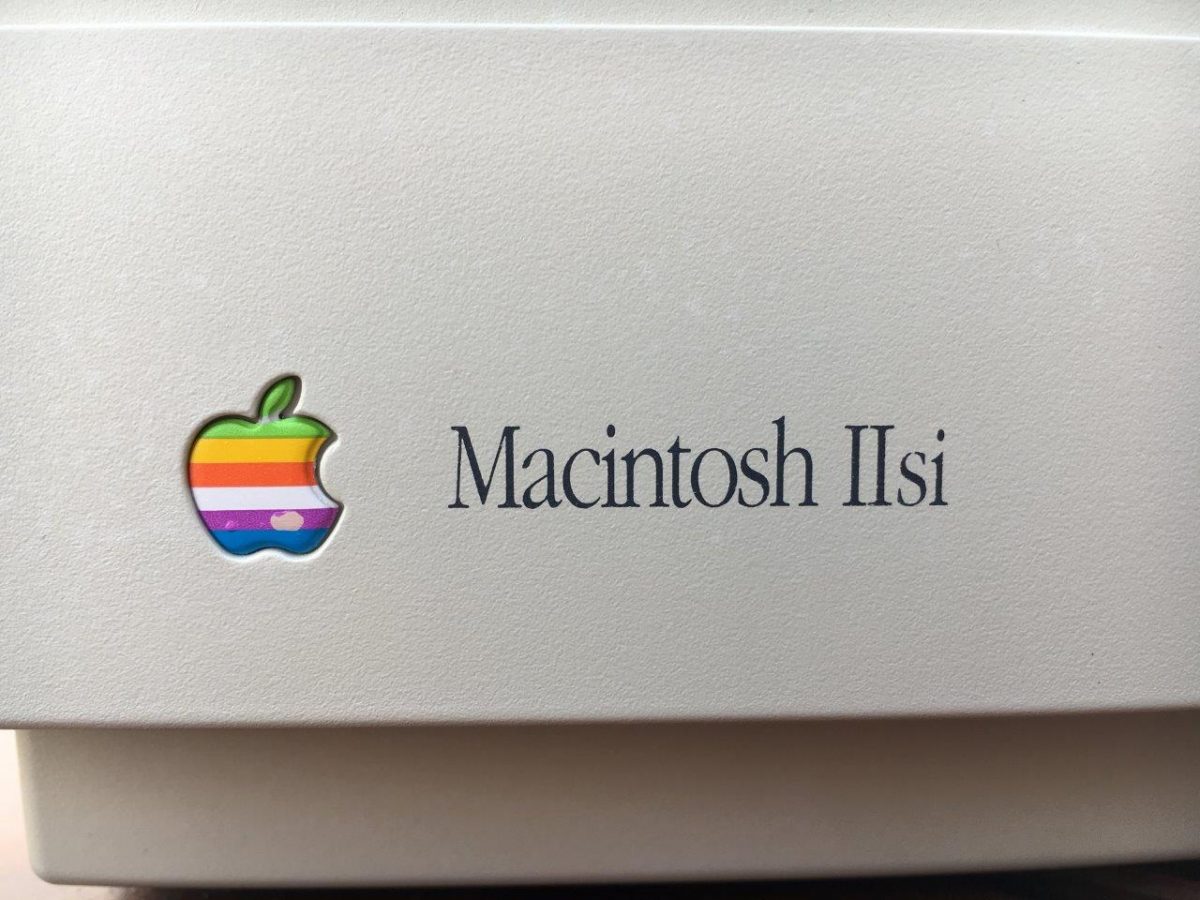 Macintosh IIsi – Never trust a computer you can't lift!