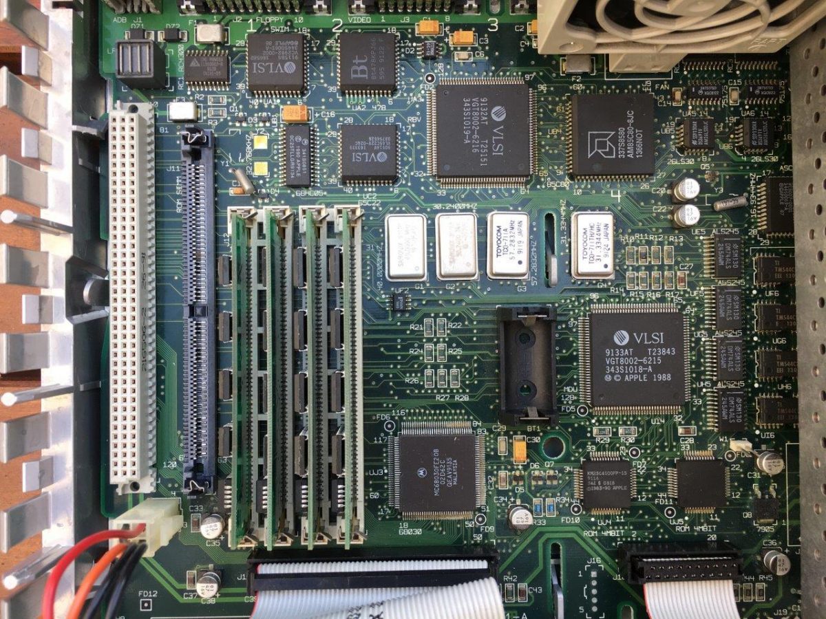 Macintosh IIsi – Never trust a computer you can't lift!